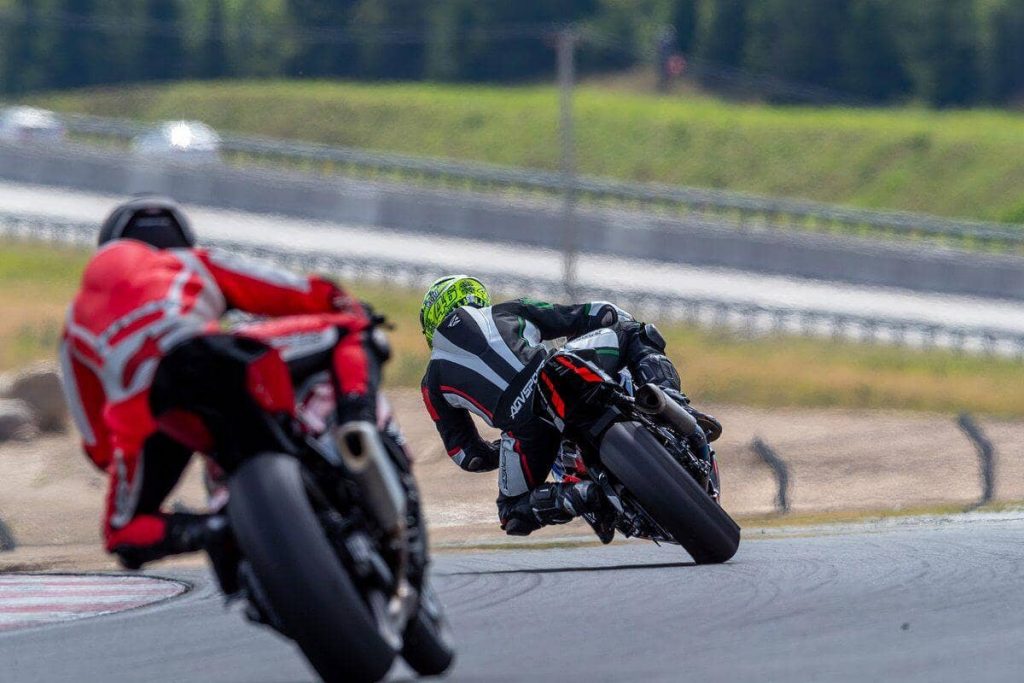 7 Best Motorcycle Tires for Cornering (Complete Buyer's Guide)